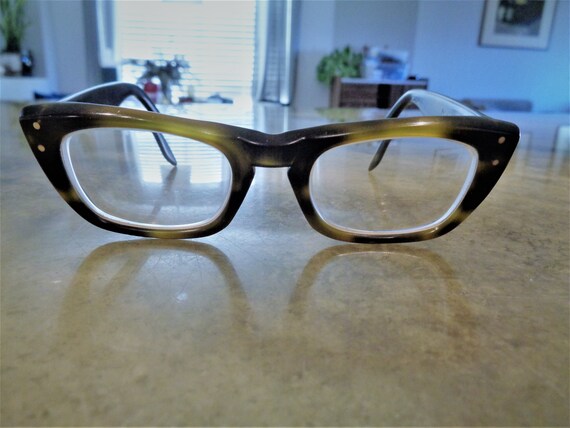 Tortoise Shell Pattern Glasses