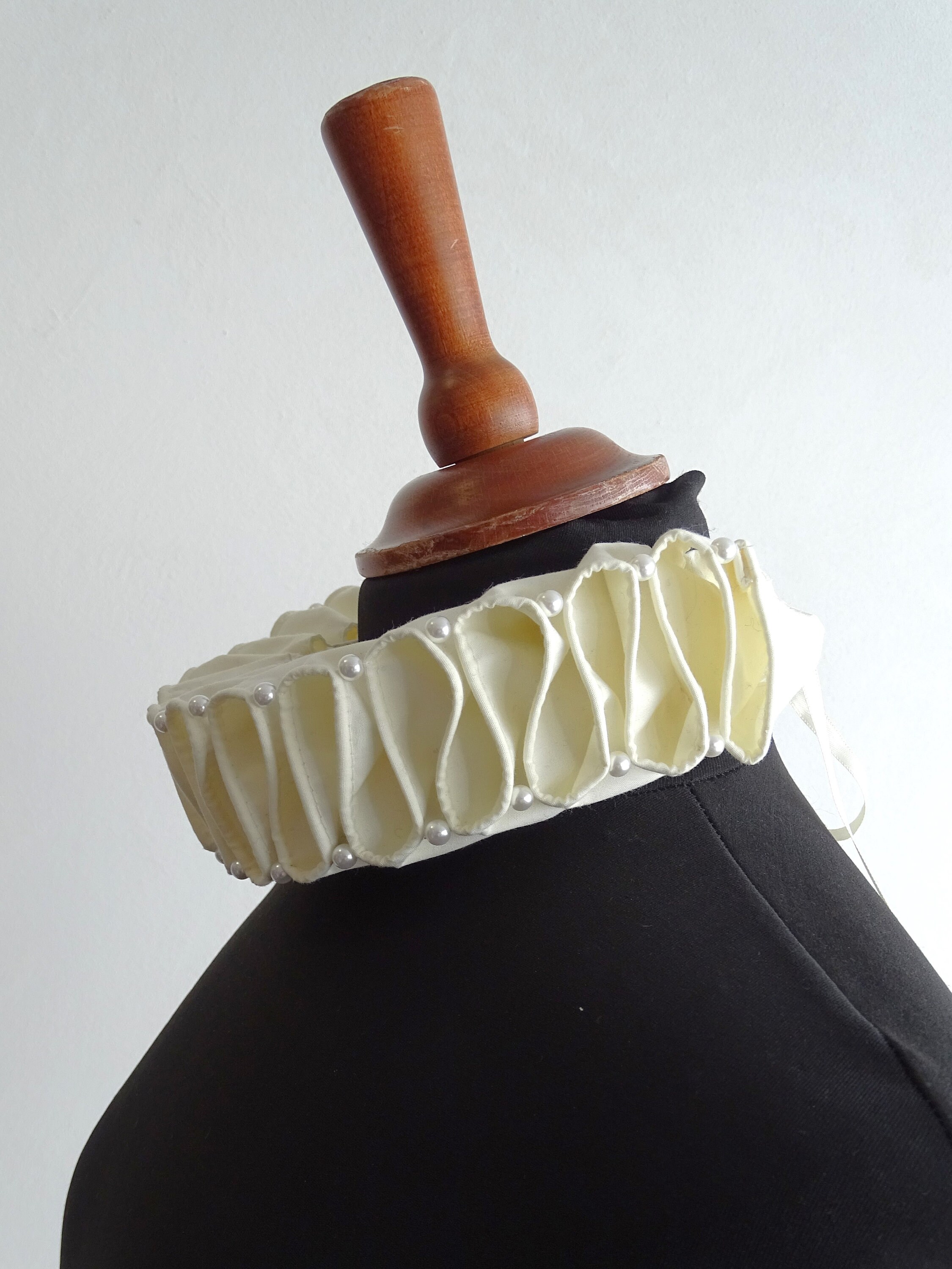 Millstone Collar Beige With Cream Pearls Ruff Bridle Elizabethan Collar ...