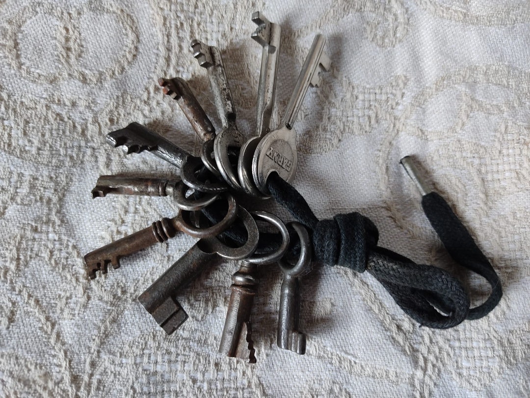 Vintage Key Keychain With 10 Small Keys of Various Types - Etsy