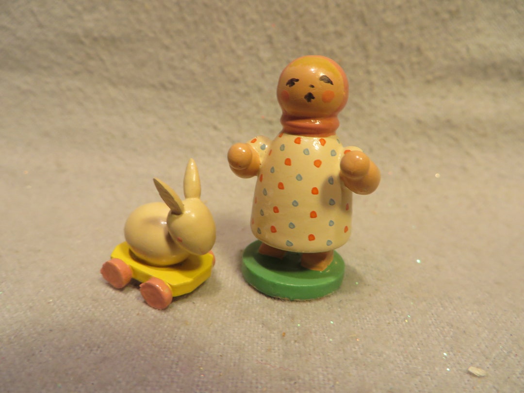 Vintage Wendt and Kuhn Tiny Wood Erzgebirge Figurine Girl With Her Tiny ...