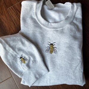 Embroidered Bee Sweatshirt, Honey Bee, Bumblebee, Trendy Crewneck, Bee ...