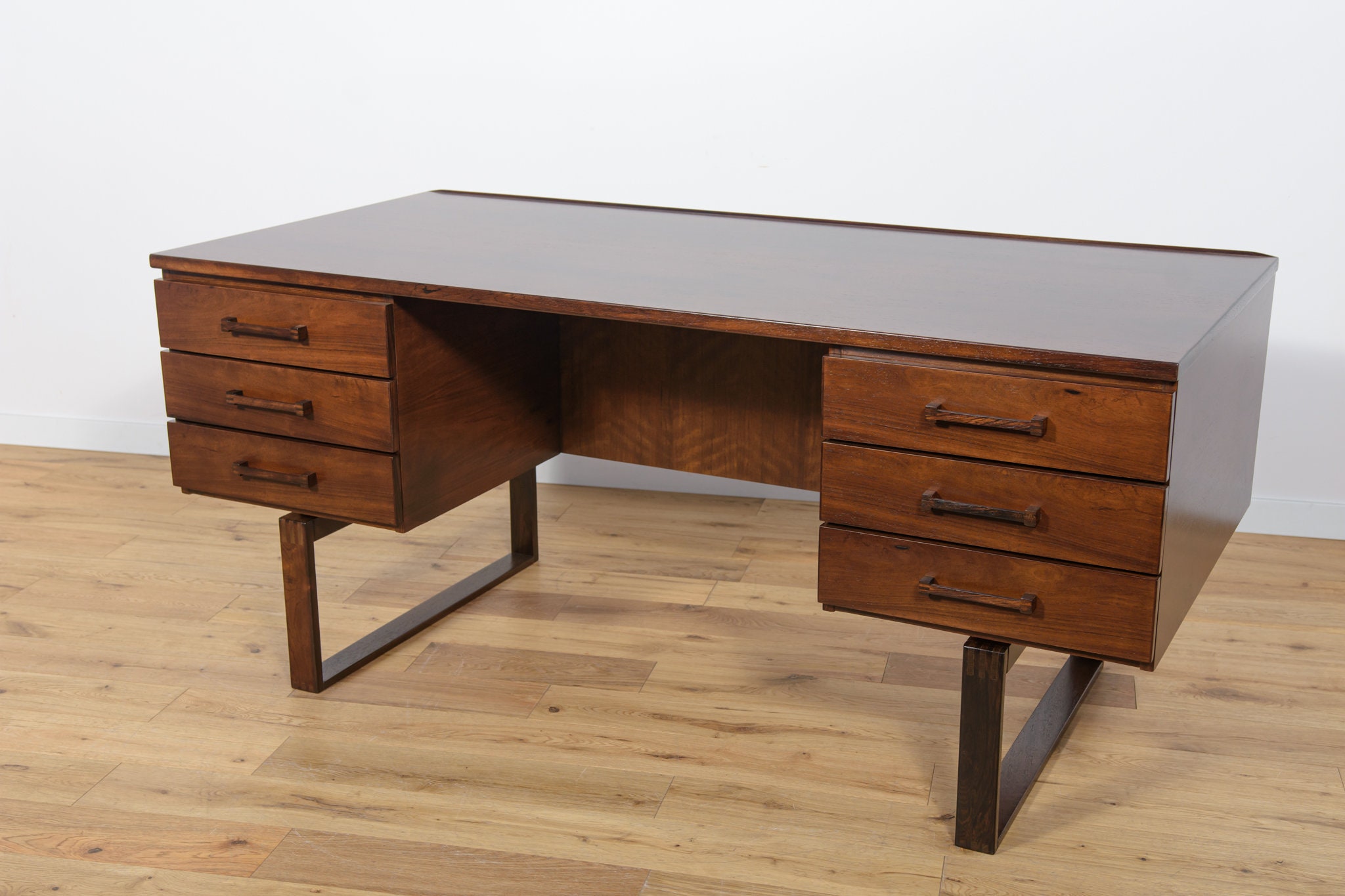 Dyrlund desk store