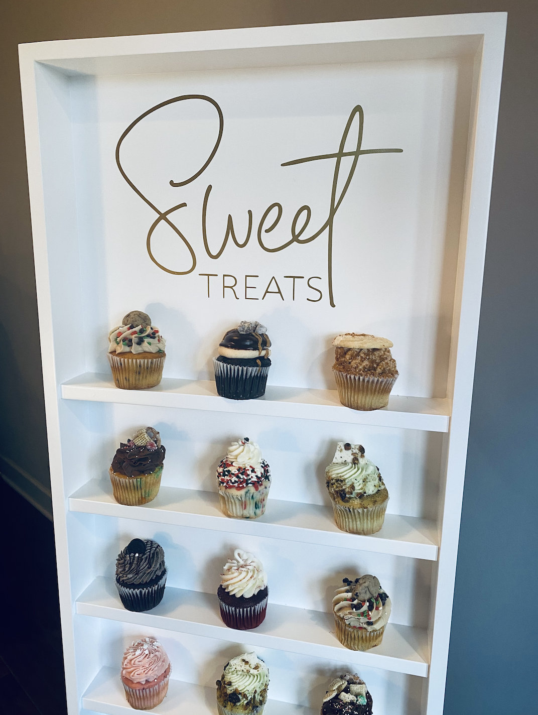 Cupcake Wall With Stand - Holds 18-54 Cupcakes - Cupcake Theme ...