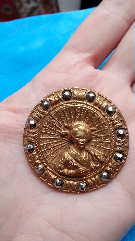 Beautiful vintage geisha brooch, holding umbrella, la… - Gem