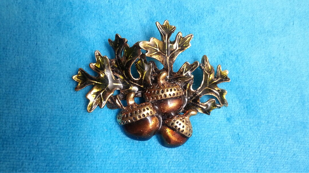 Delightful Vintage Enamel Avon Pin Brooch, Acorns and Oak Leaves ...