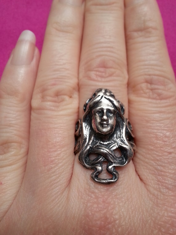 Elegant silver Art Nouveau ring, lady with flowing ha… - Gem