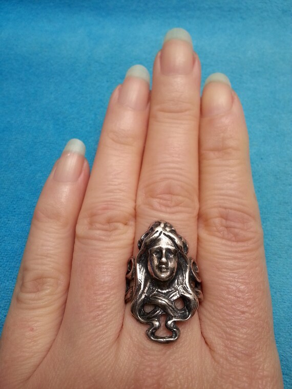 Elegant silver Art Nouveau ring, lady with flowing ha… - Gem