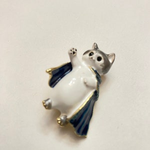 BROOCH Kitty Cat With Cape Romeo Knight Medieval Rhinestone Blue Eyes ...