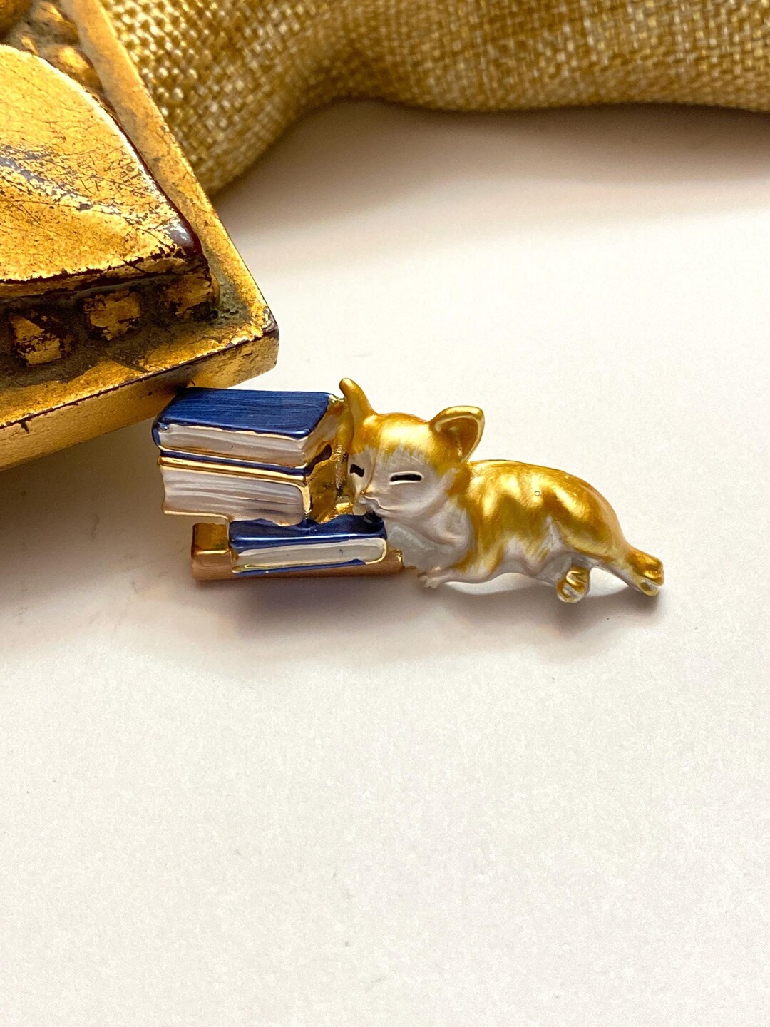 BROOCH Kitty Cat Sleeping on Pile of Books Novels Jewelry Lapel Pin ...