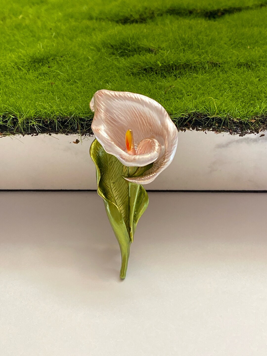 White Enamel Calla Lily Flower Floral Brooch Lapel Enamel Pin Jewelry ...