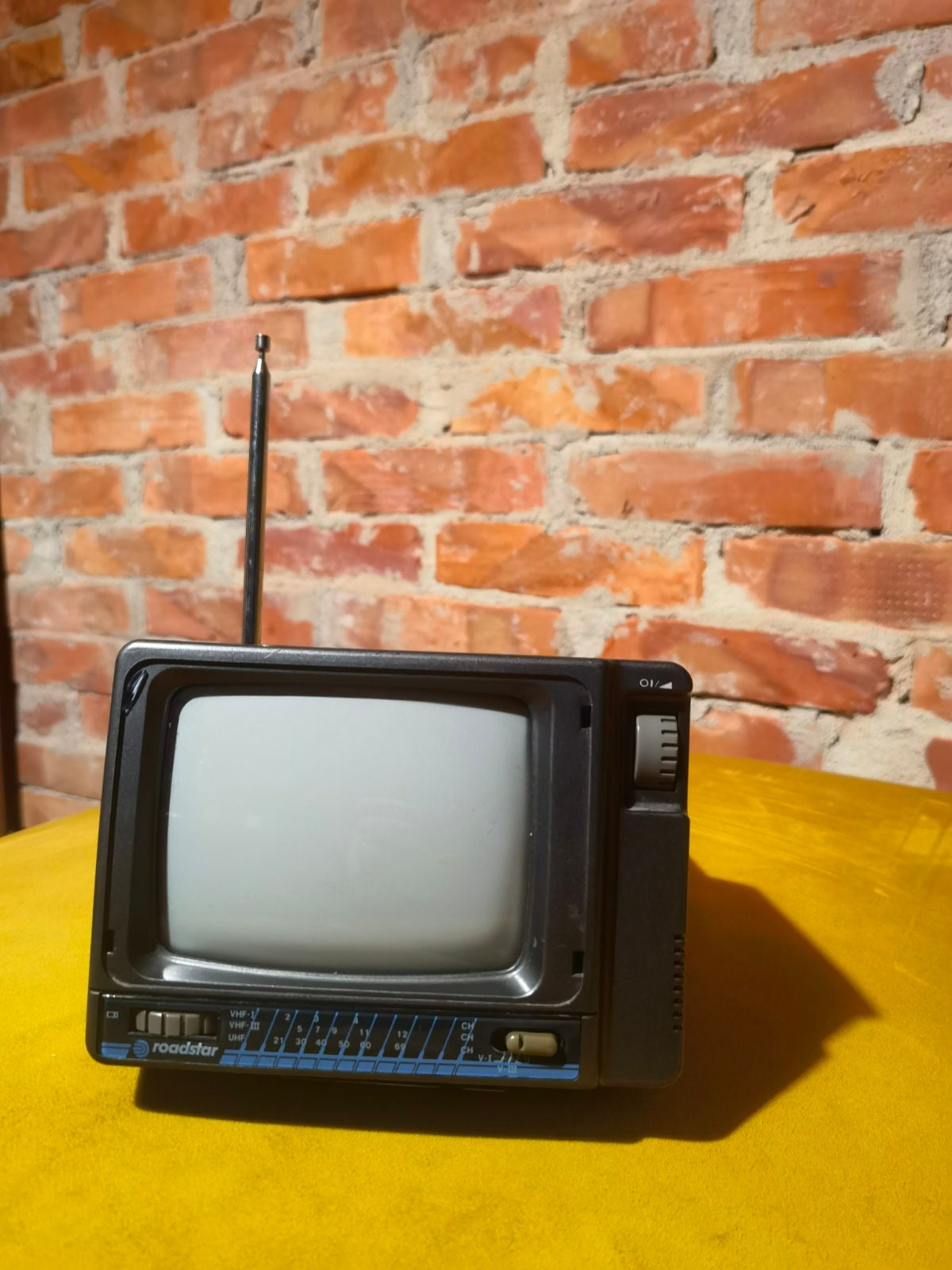 Vintage Mini Portable TV, Black and White Screen Roadstar TV-400N ...