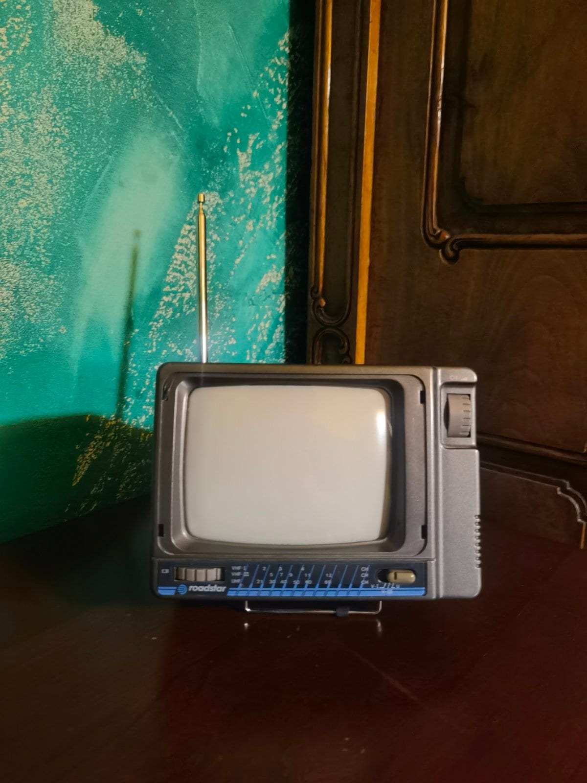 Vintage Mini Portable TV, Black and White Screen Roadstar TV-400N ...