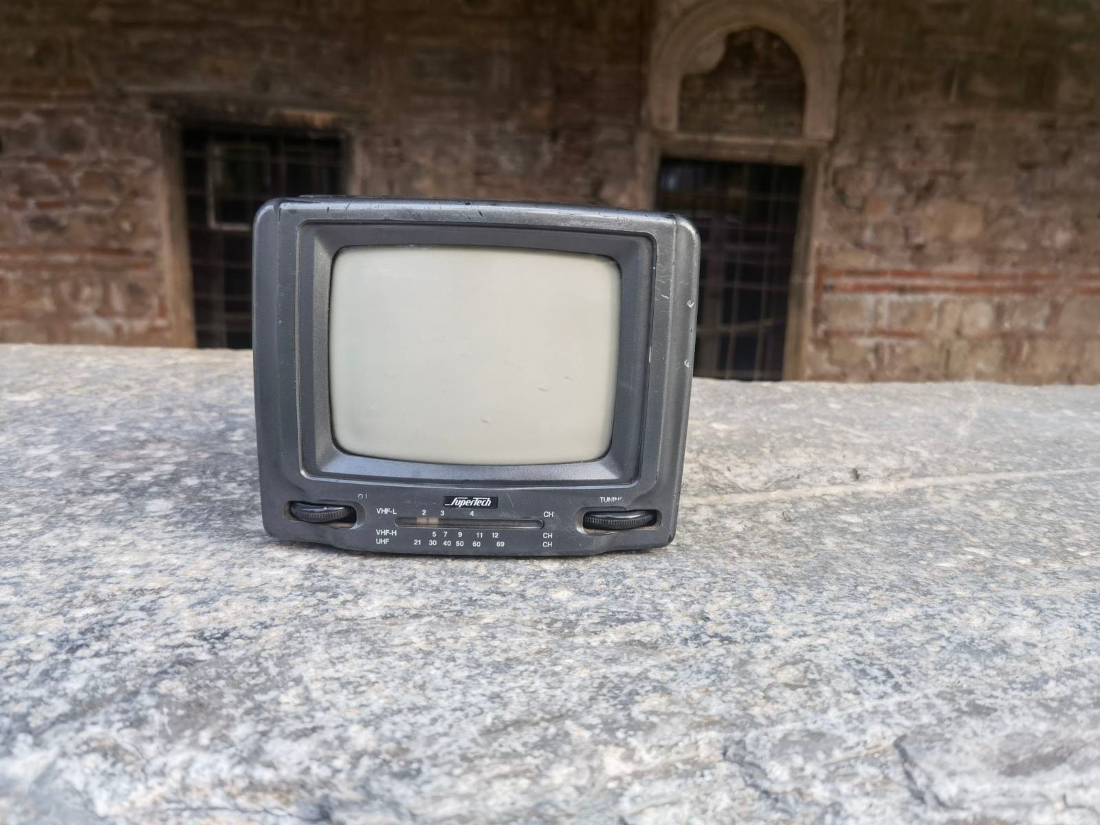 Supertech Model BTV 452 Vintage Mini TV, Portable Retro Black and White ...