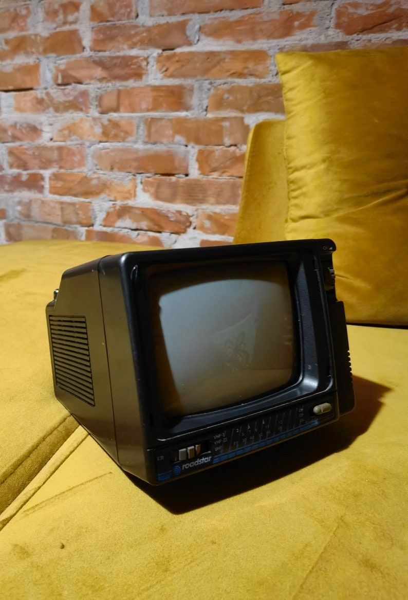 Vintage Mini Portable TV, Black and White Screen Roadstar TV-400N ...