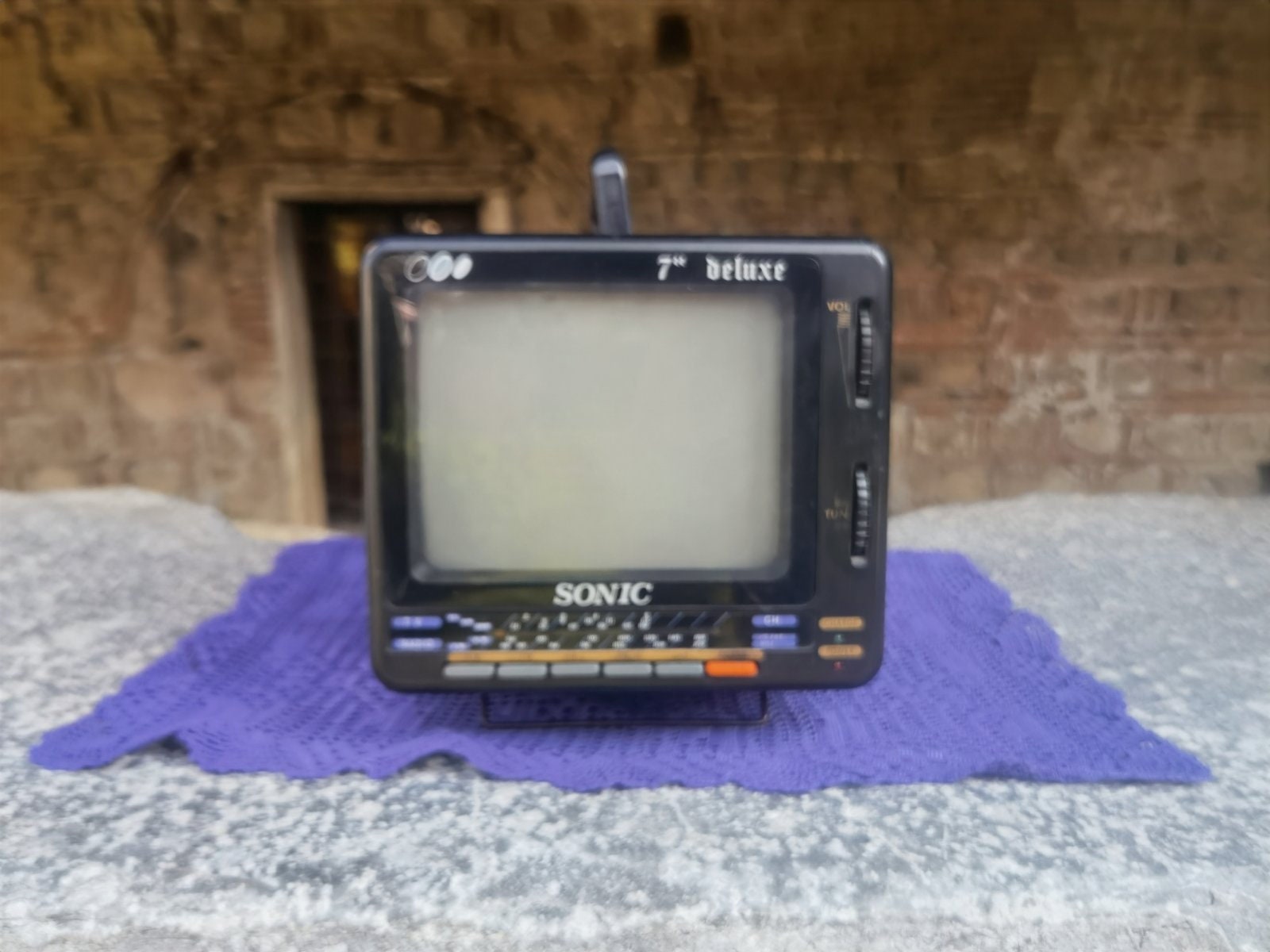 Sonic De Luxe Portable TV, Vintage Mini Portable Television and Radio ...