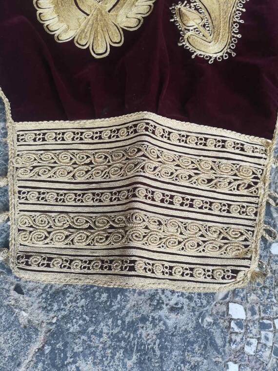 Velvet hand embroidered with gold thread sleeves, ant… - Gem