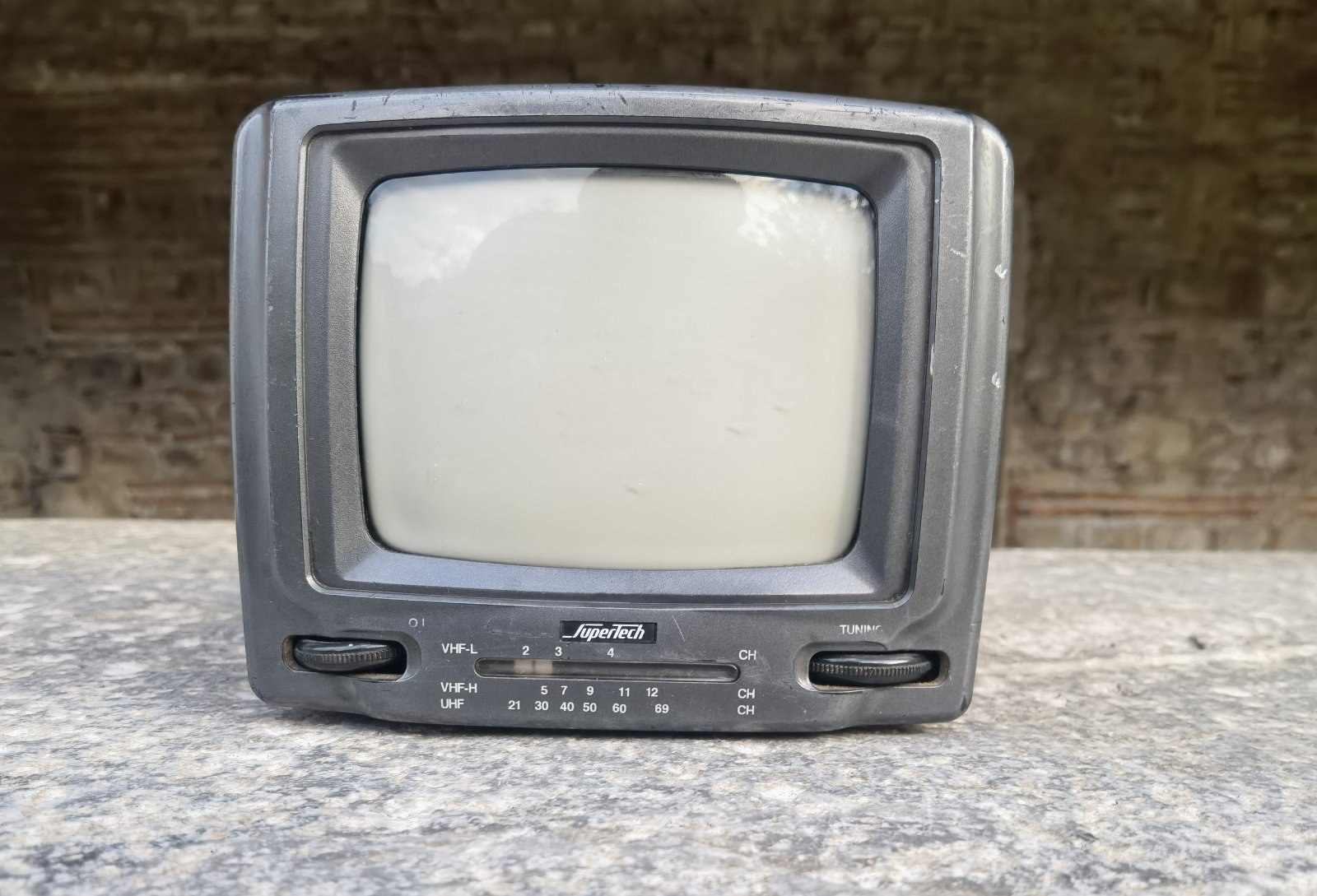 Supertech Model BTV 452 Vintage Mini TV, Portable Retro Black and White ...