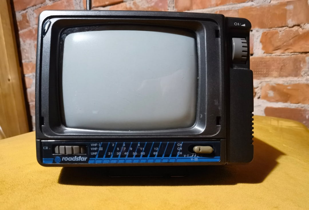 Vintage Mini Portable TV, Black and White Screen Roadstar TV-400N ...