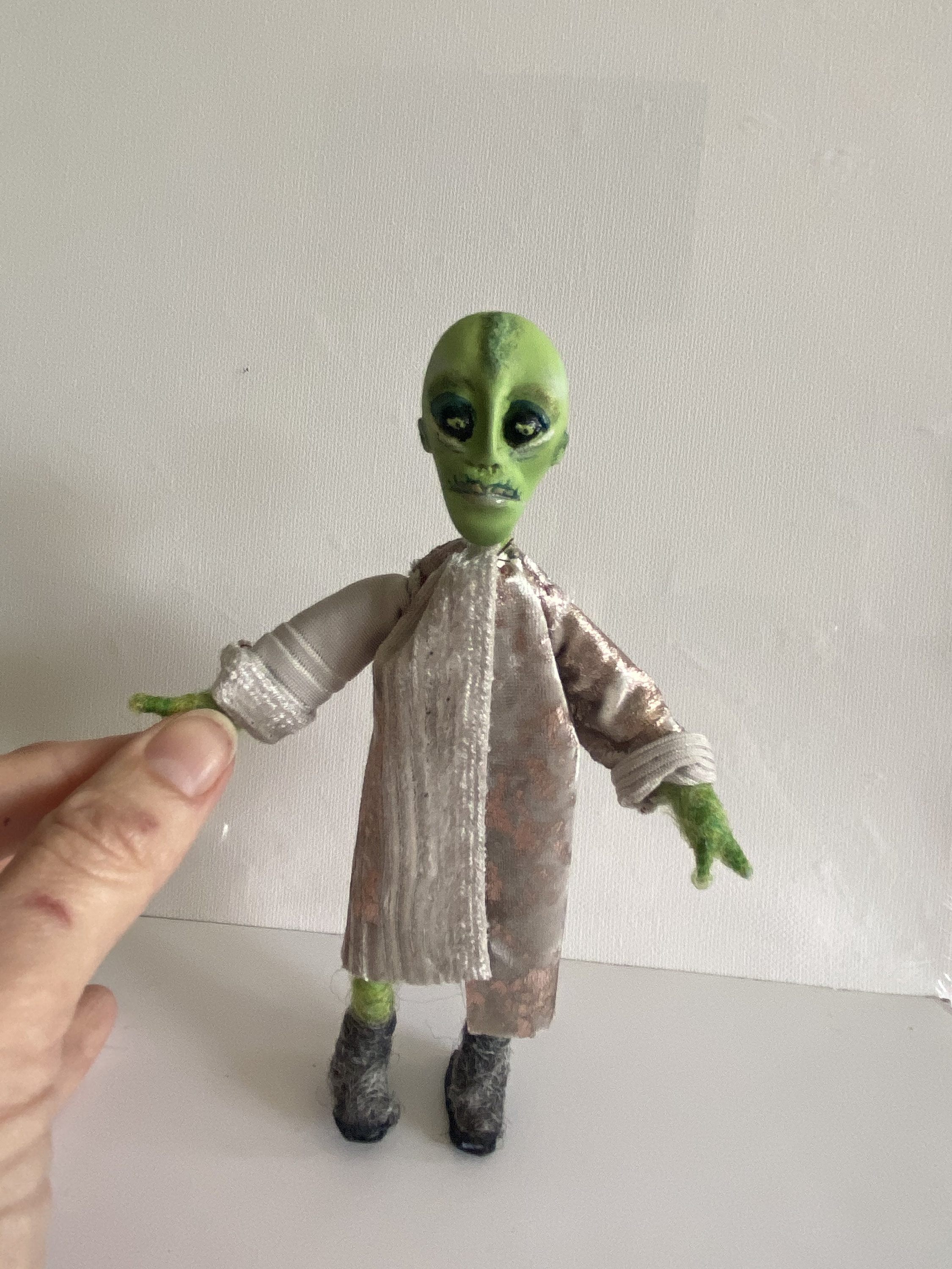 Green Alien with gold robe and grey shoes posable small Alien | Etsy
