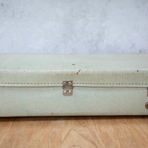 Isovac Picnic Set for 4. Aged Case. Keys. Lockable. Hamper. Flask ...