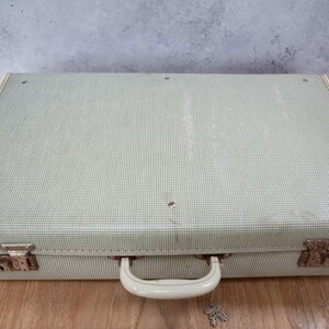 Isovac Picnic Set for 4. Aged Case. Keys. Lockable. Hamper. Flask ...