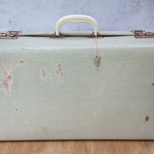 Isovac Picnic Set for 4. Aged Case. Keys. Lockable. Hamper. Flask ...