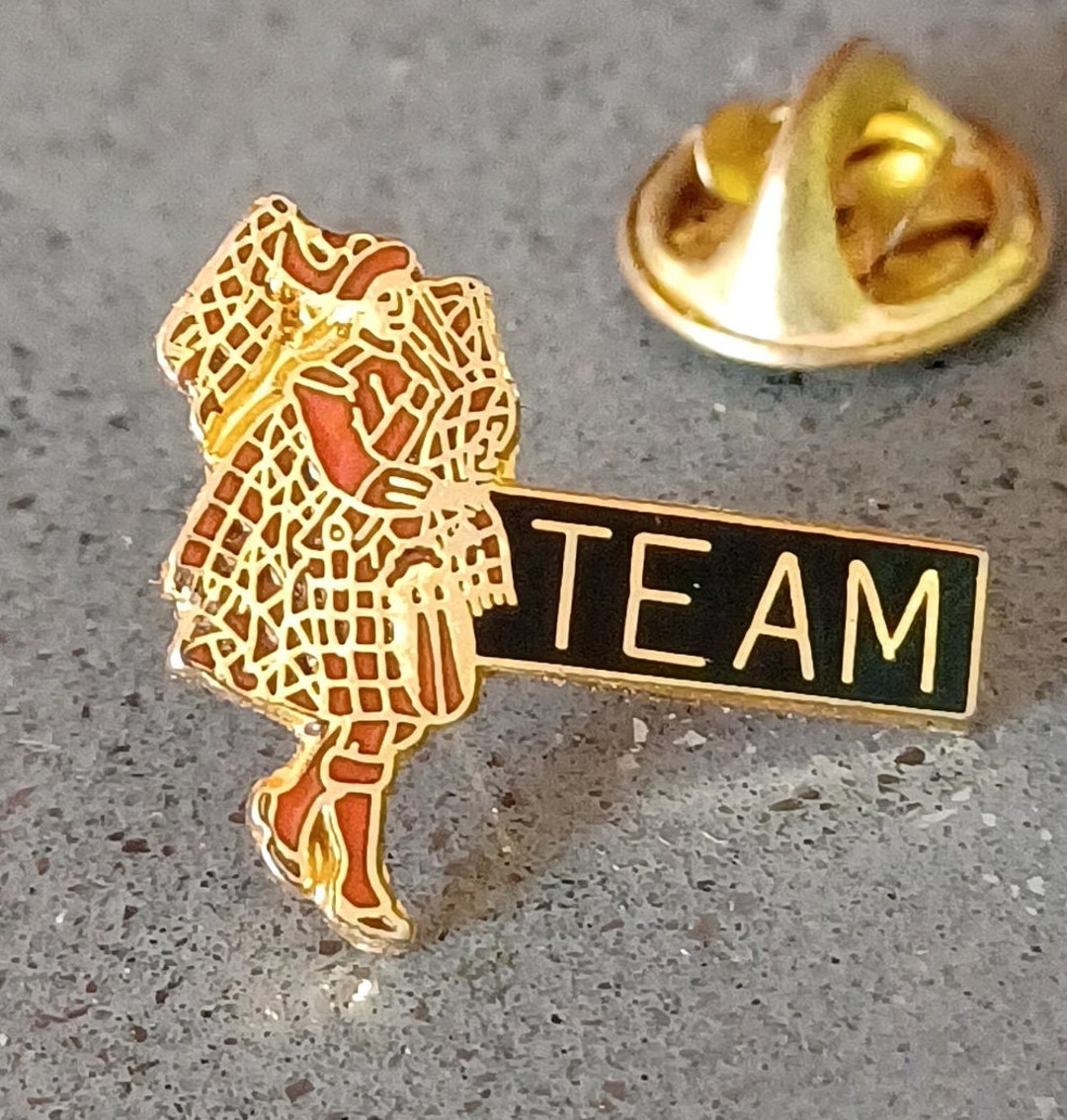 Vintage Bagpipe Player Red Plaid Irish Team Lapel Hat Tie Pin Souvenir ...