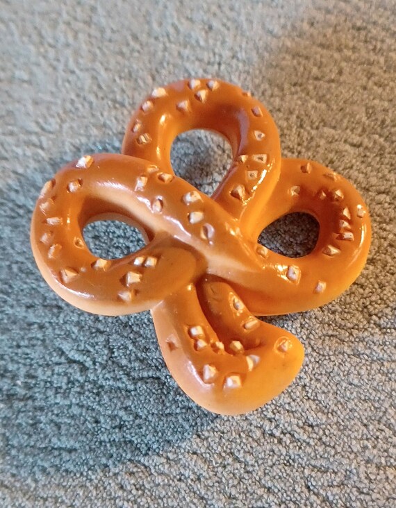 Vintage Hallmark 1980s Resin Shamrock Pretzel Brooch … - Gem