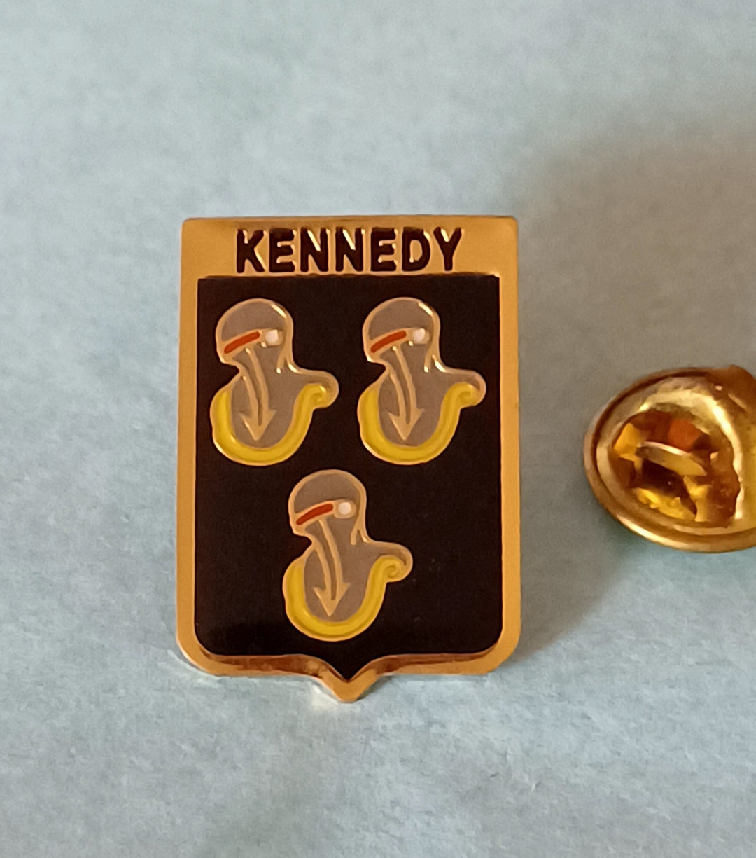 Kennedy Family Irish Coat of Arms Gold Tone Lapel Hat Tie Pin Souvenir ... Kennedy Family Irish Coat of Arms Gold Tone Lapel Hat Tie Pin Souvenir ...