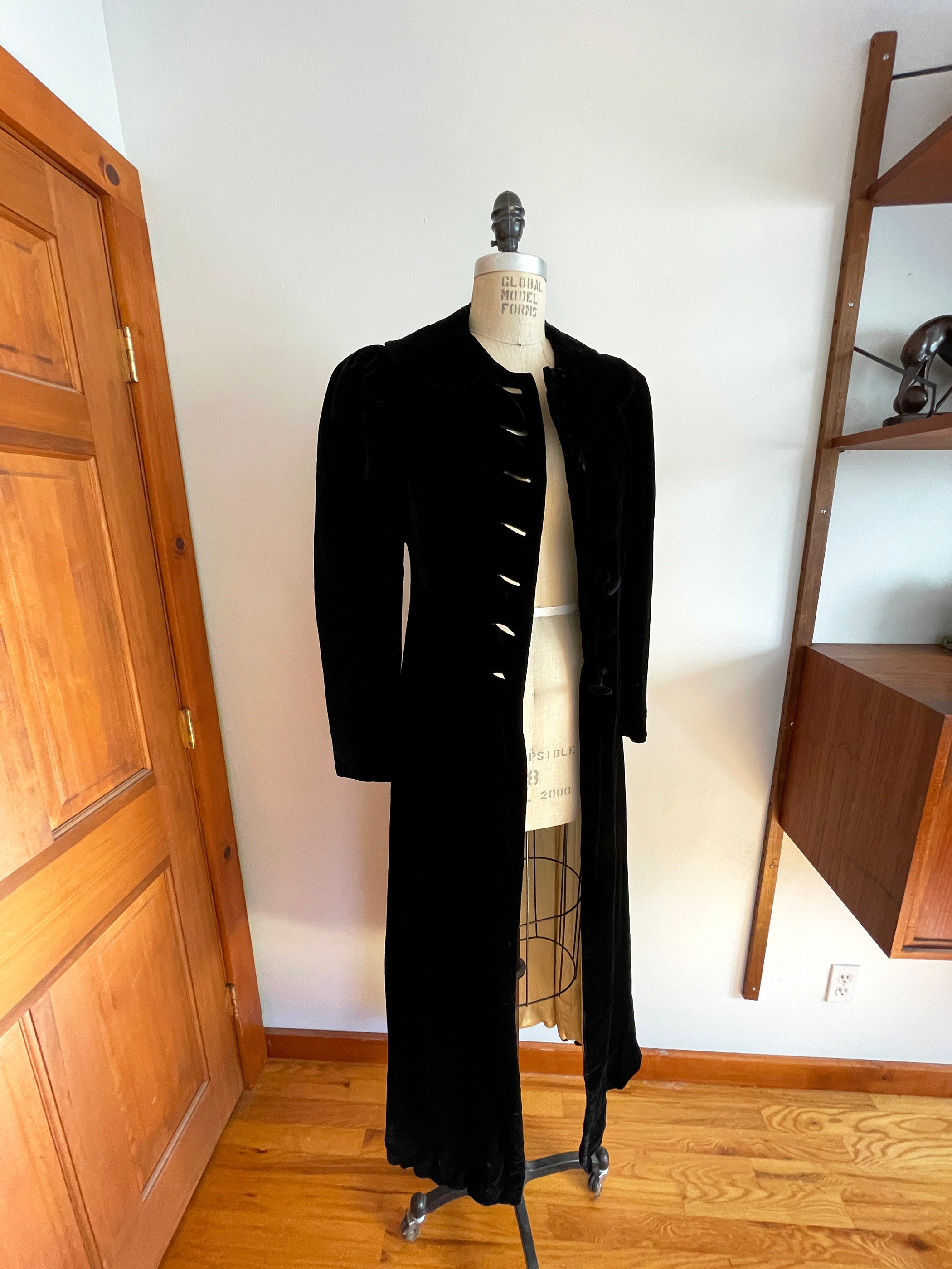 Franklin Simon & Co. 1910s 1920s Long Black Velvet Fitted Button Down ...