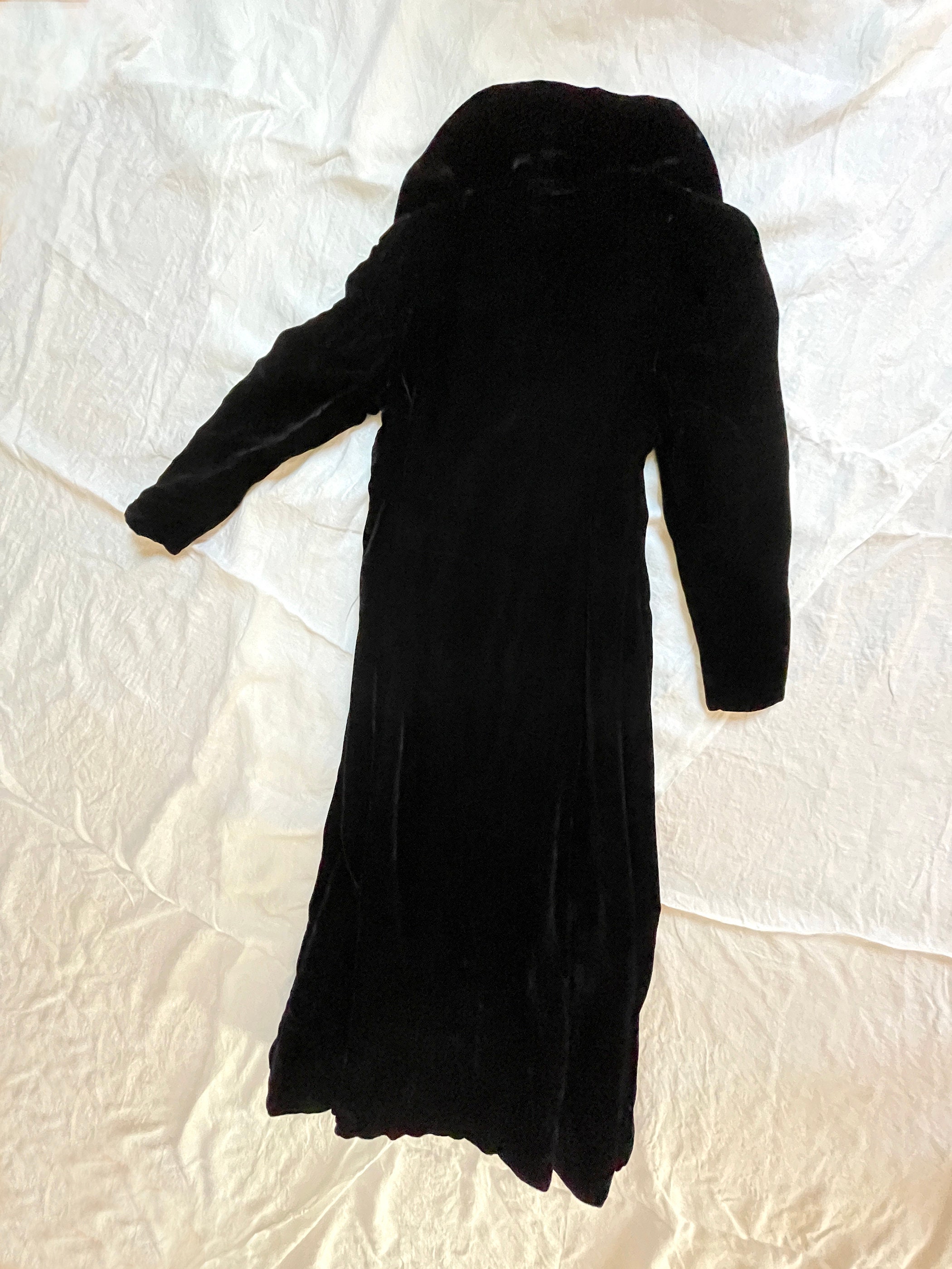 Franklin Simon & Co. 1910s 1920s Long Black Velvet Fitted Button Down ...
