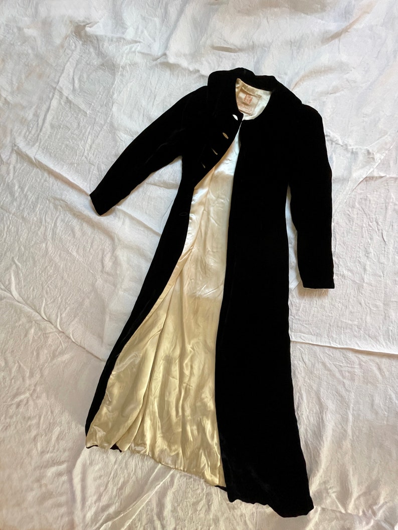 Franklin Simon & Co. 1910s 1920s Long Black Velvet Fitted Button Down ...