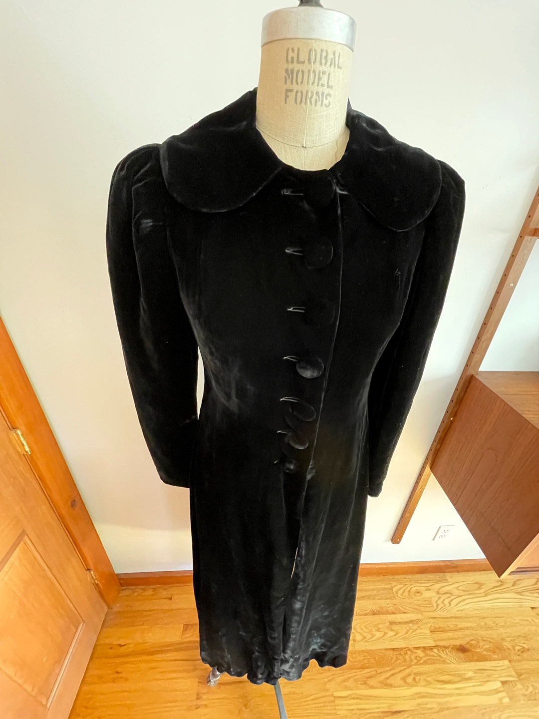 Franklin Simon & Co. 1910s - 1920s Long Black Velvet Fitted Button Down ...