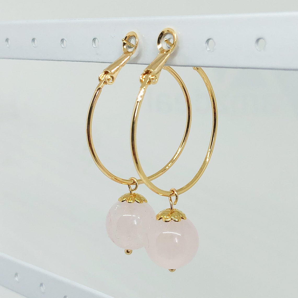Vergoldete Messing Creolen mit Rosenquarz Perle, Braut Schmuck ...