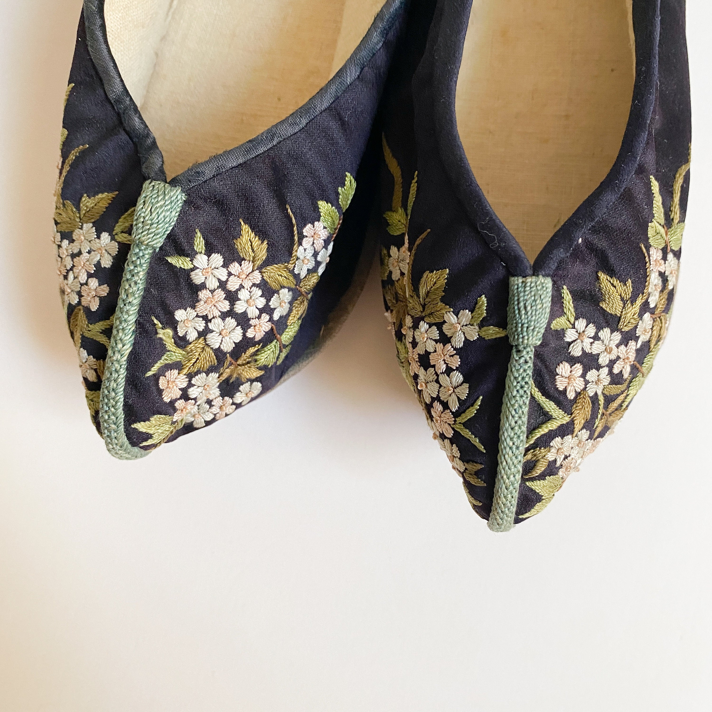 Antique Vintage 1920s/1930s Chinese Hand Embroidered Silk Slippers ...