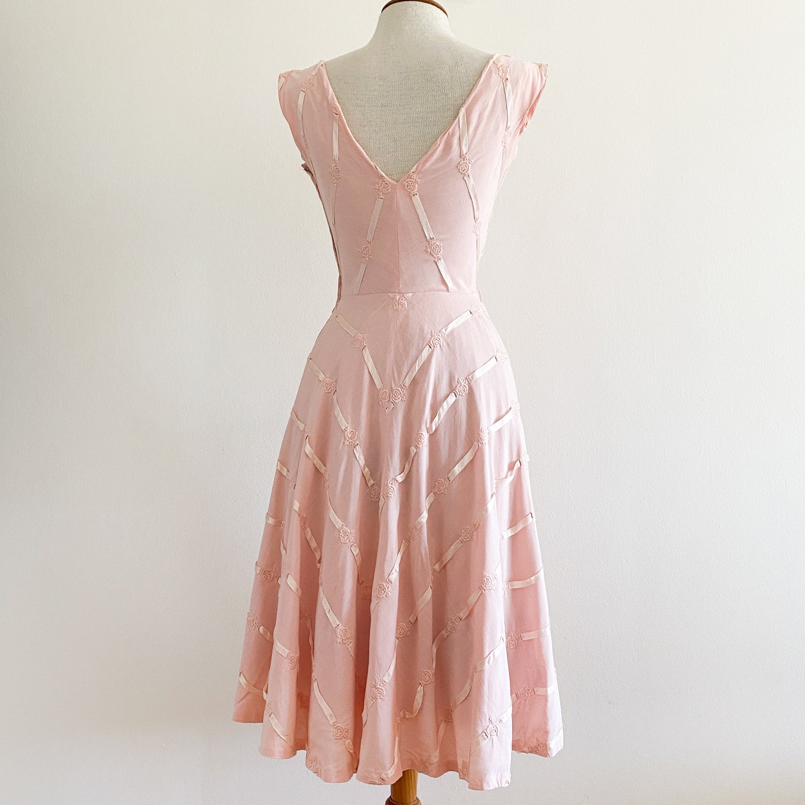 Exceptional Vintage 1950s Pink Swing Dress Embroidered Roses Ribbons ...