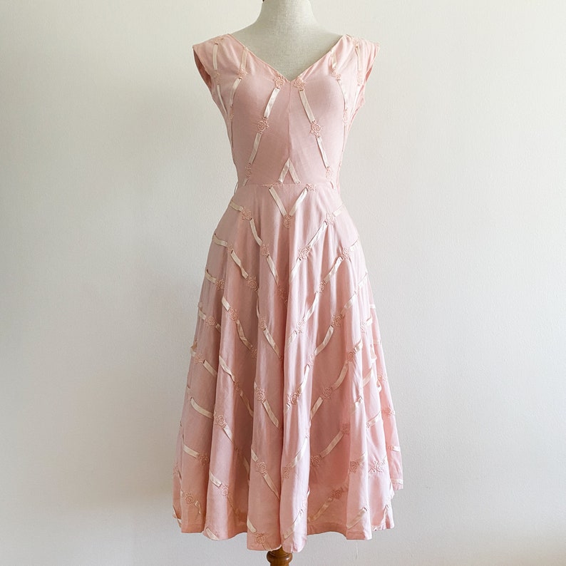 Exceptional Vintage 1950s Pink Swing Dress Embroidered Roses Ribbons ...