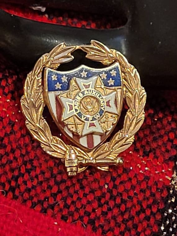 VFW Ladies Auxiliary 15 Years Enamel Vintage Gold Pin… - Gem