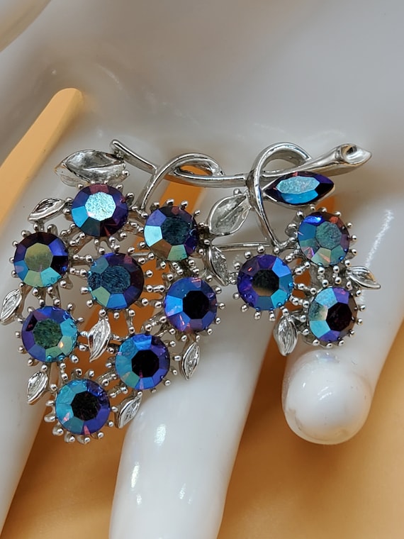 vintage lisner grape cluster - Gem