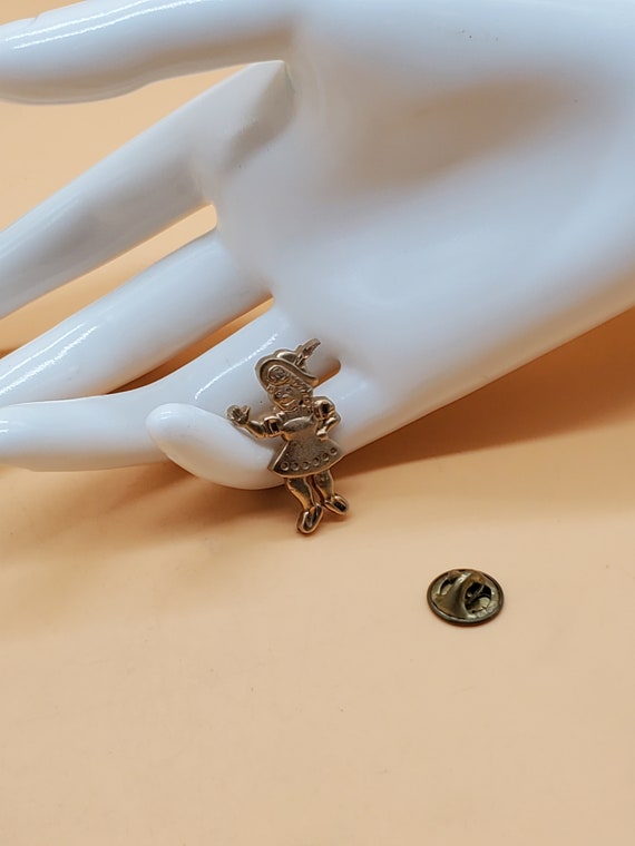 Vintage etched gold tone Dutch girl pin - Gem