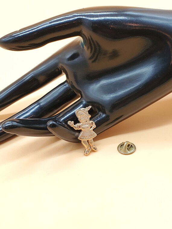Vintage etched gold tone Dutch girl pin - Gem