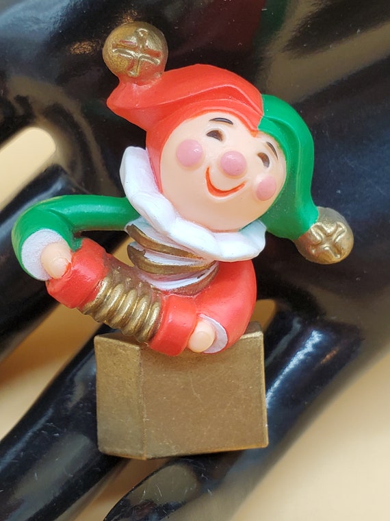 1984 Hallmark plastic Jester pin - Gem