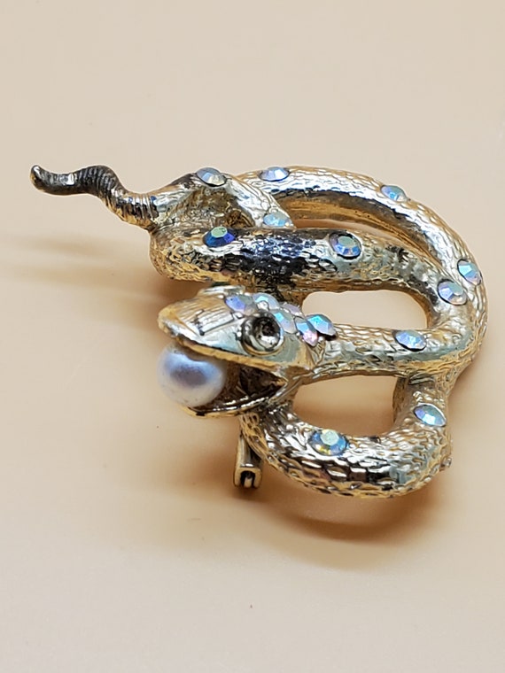 Vintage coiled snake brooch - Gem