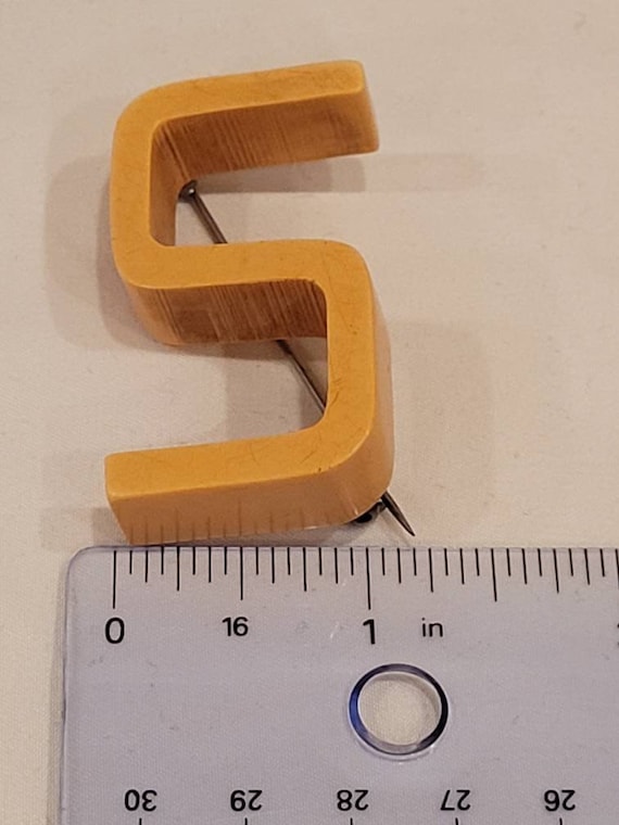 Vintage Bakelite letter S boxy brooch - Gem