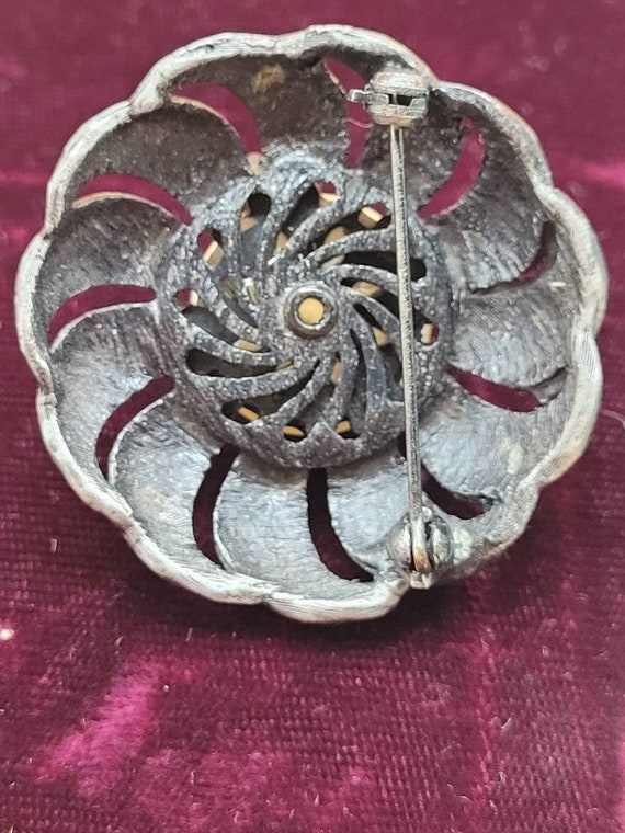 Vintage dark metal flower brooch with large faux pear… - Gem