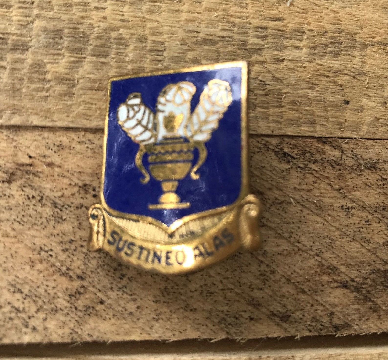 Vintage WWII WW2 Air Corps Sustineo Alas Crest Pin U.S. Military Lapel ...