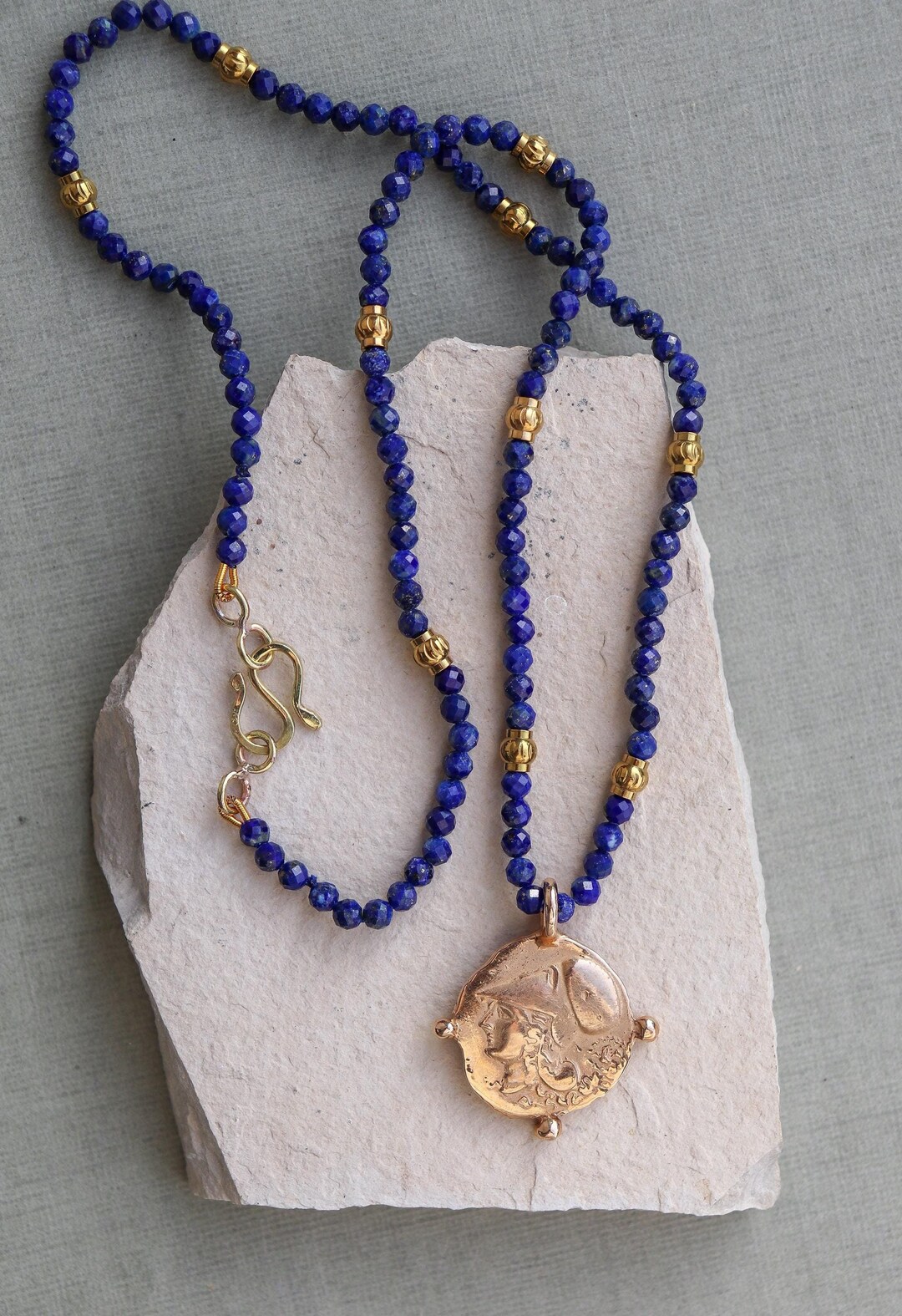 Collier en bronze avec le visage d'Athéna et lapis-lazuli, bijou grec ...