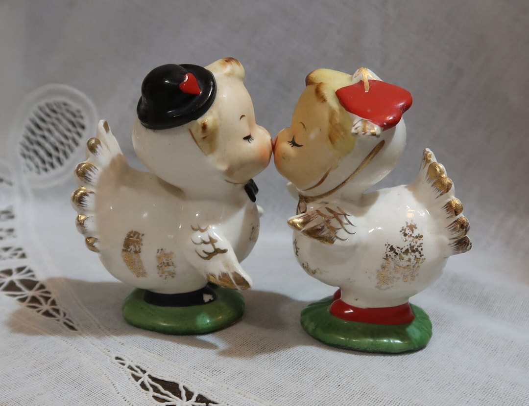 Cutest Vintage Napco Kissing Lovebirds Salt & Pepper Shakers White Gold ...