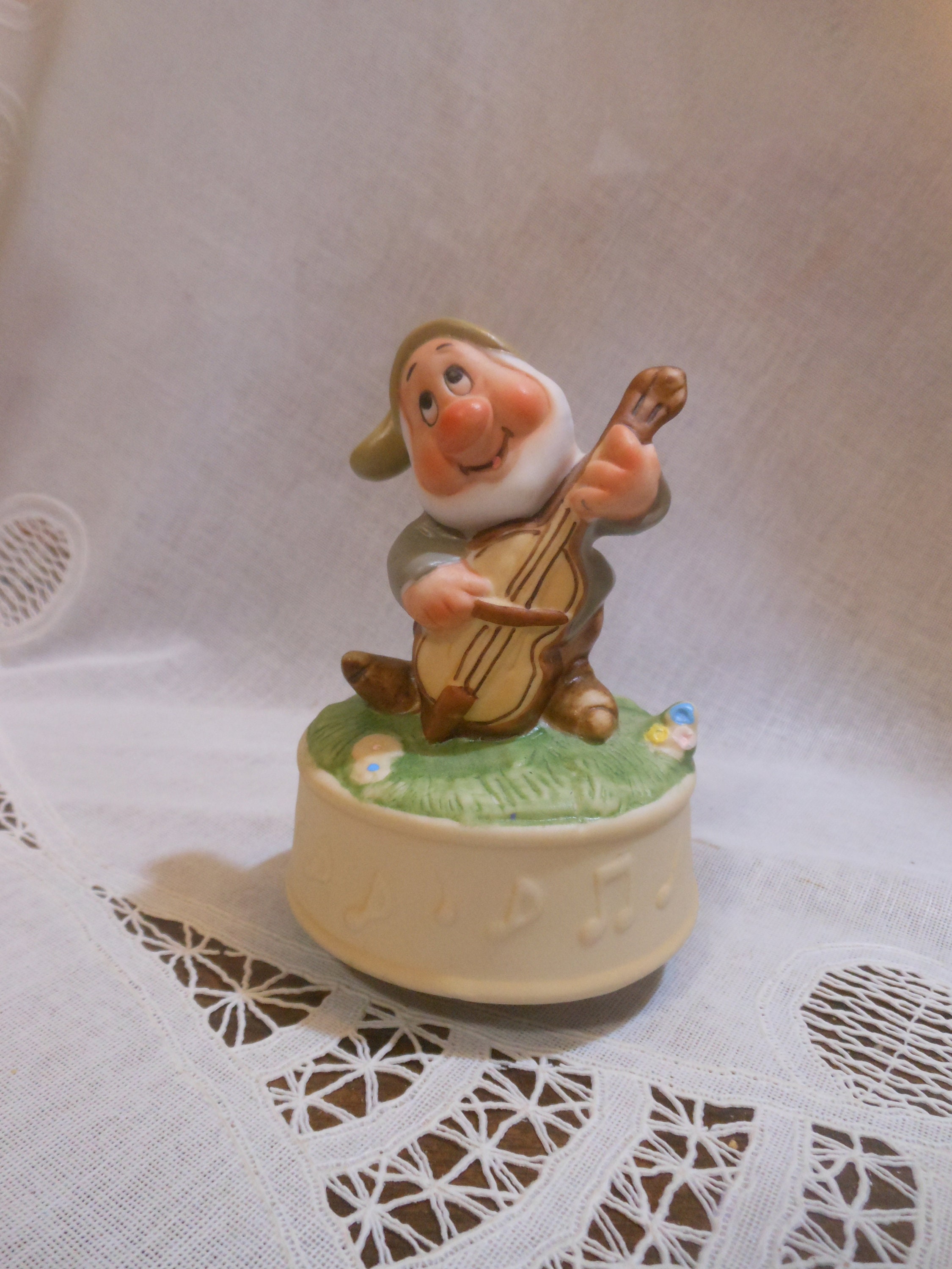 50th Anniversary Vintage Snow White Seven Dwarf Bashful Music Box ...