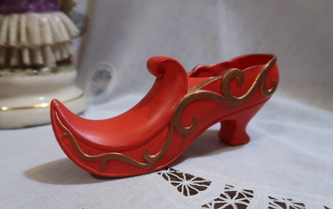 Whimsical Vintage Red Elf Shoe Pointed Toe Curled Tongue Gold Scrolls ...